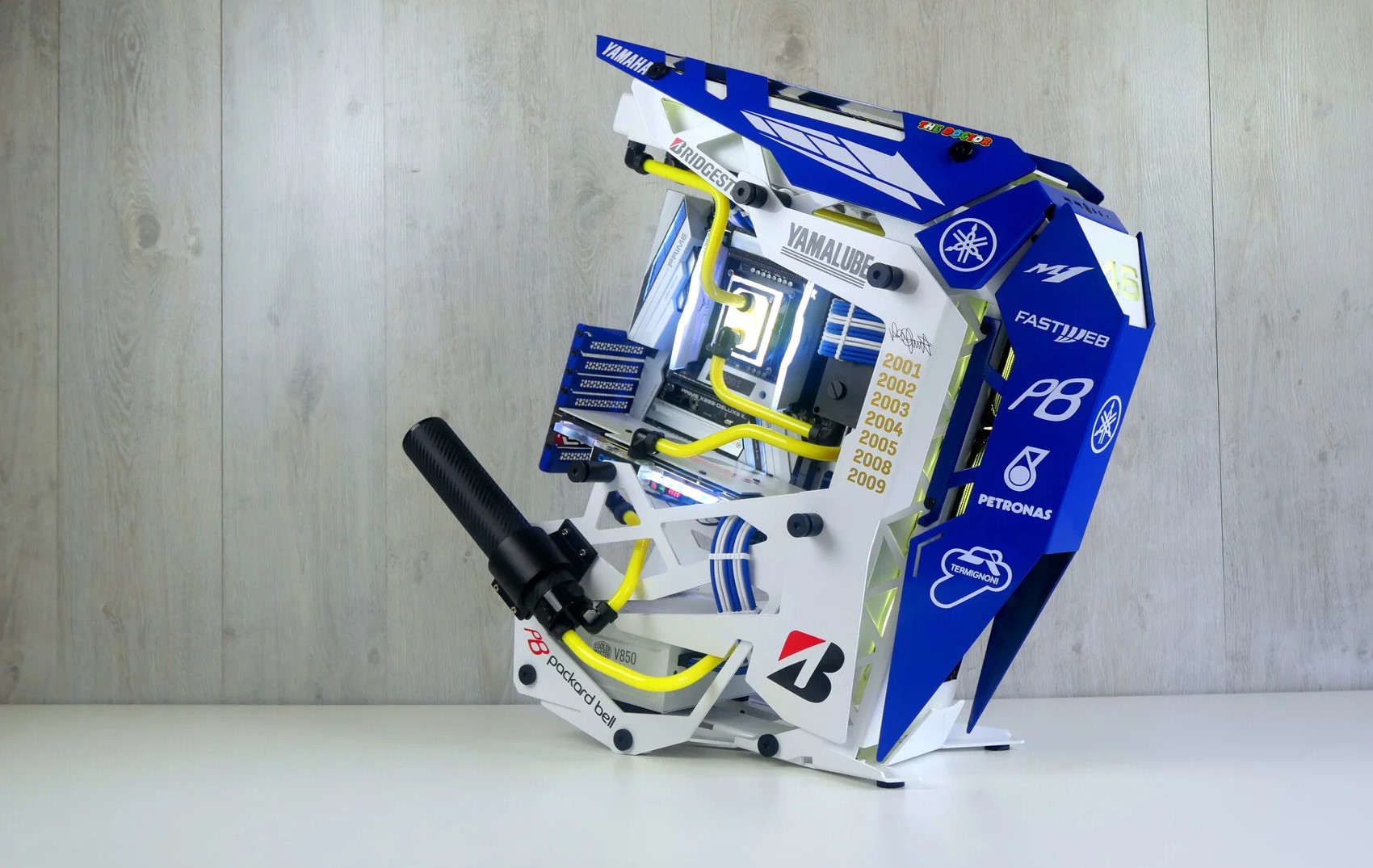 [Mais um brinquedo] – E você achando seu PC bonitinho – Case Mod: Moto ...